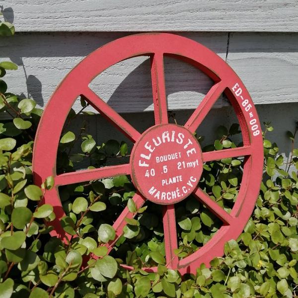 直径３０×奥行２センチ木製小ぶりな車輪をモチーフにしたフレンチテイストのウッドオーナメント天然木の割れやキズ、塗装のヒビ割れやはがれがあり、状態は個々に異なります。木の割れやカケを補修してある部分もあります。オーナメント ガーデンオブジェ ...