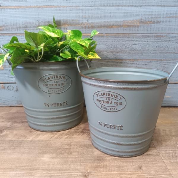 ハンドルを含まないＬサイズ直径２３×高さ２０センチハンドルを含まないＳサイズ直径２０×高さ１７センチ底穴ありスチール製２個アソートセットの販売価格です。フレンチテイストのブリキポットブリキやスチール製のポットはナチュラルガーデンにおすすめで...