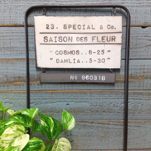 幅２８×厚み１×全高５０センチ脚の長さ／約３０センチスチール製玄関先やお庭、花壇や鉢植えにおすすめのフレンチテイストのガーデンピック●2026年3月27日リニューアル以前のタイプと比較してカラーが変更されています。サインプレート サインボー...