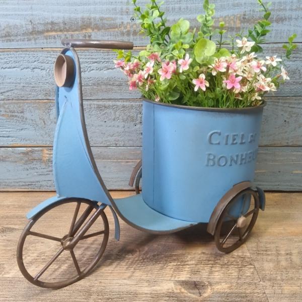 幅３６×奥行１８×全高２８センチ内寸口径１６×深さ１５センチスチール製底穴あり車輪付きのカートポットブリキやスチール製のポットはナチュラルガーデンにおすすめです。底穴のないポットにはご希望があれば無料で穴あけ加工も承ります。ブリキ 鉢 プラ...