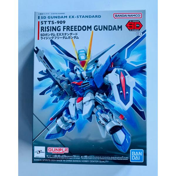 『機動戦士ガンダムSEED FREEDOM』に登場する「ライジングフリーダムガンダム」を、SDガンダムEXスタンダードで立体化！■SDガンダムEXスタンダードならではのデザインアレンジ。■一部パーツの差し替えによりMA形態への簡易変形が可能...