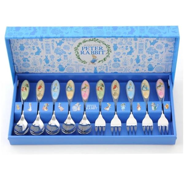 世界中で愛されている『ピーターラビットのおはなし(TM)』このおはなしのきっかけは、1893年9月に作者ビアトリクス・ポター(TM)が友人の息子である5歳の少年ノエル君に宛てて書いた絵手紙でした。後にビアトリクスはこのお話を絵本にしたいと考...