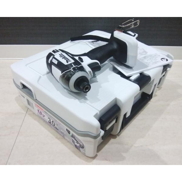 本体カラーは白です。★バッテリーと充電器は付いていません。TD149DRFXのセットからバッテリーと充電器を取り外した商品です。ケースの色は白です。バックルを外した状態でハンドルを起こして持ち上げてもフタが簡易ロックされ中身が散乱しません。...