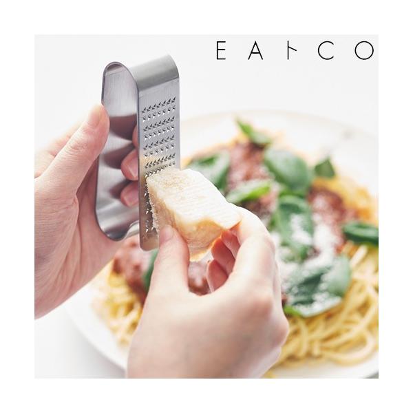 握って削るグレーター。チーズなど固い食材でも安定して削る事ができます。自立するので卓上でも邪魔になりません。サラダやパスタのお皿の上からチーズ、レモンの皮を削ってふりかけるといった演出も。■材質：ステンレス■サイズ：約2.8×4.2×10c...