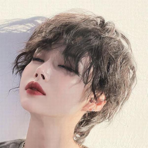 内    容：ウィッグ1+ネット1?仕事で髪を染めたり自由な髪型ができない方?天然パーマで髪型が決まりにくい方?寝起きぼさぼさでもゴミ出しやコンビニに行きたい方?脱毛症などで地髪を隠したい方に大変お勧めです。程よいボリューム感で小顔効果も抜...