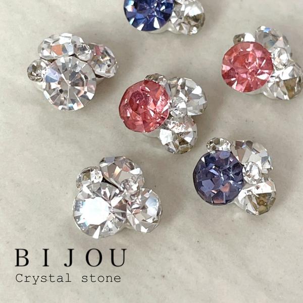 バランスよく配置されたガラスストーンビジュー以前のビジューのリニューアルバージョン裏面が加工されているため、爪に乗せやすくなっています。ネイルパーツだけでなく、ピアスや洋服に付けても可愛いです。ハンドメイドアクセサリー、ジェルネイル、ピアス...
