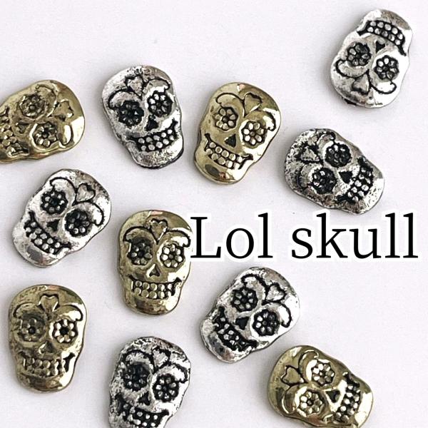 かわいいスカルメタルパーツアンティーク加工された風合いがお洒落です。4個入りネイルのアクセントに。ハンドメイドアクセサリー、ジェルネイル、ピアスなどにも。＝＝＝＝＝＝＝＝＝＝＝＝＝注意事項＝＝＝＝＝＝＝＝＝＝＝＝＝＝＝＝＝＝★お使いのブラウ...