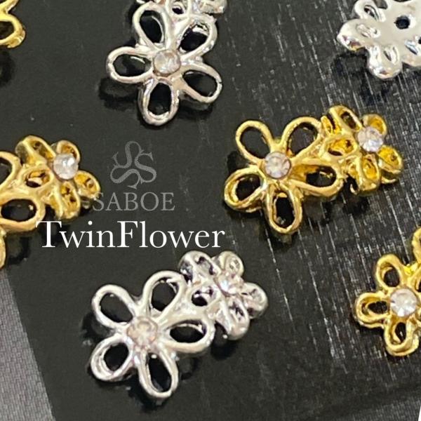 サイズ：7ミリ×11ミリ素材：メタル、ガラスストーン透かしフラワーの可愛らしいチャーム。ツインフラワーにストーンがついた上品なネイルパーツハンドメイドアクセサリー、ジェルネイル、ピアスなどにも。ハンドメイドアクセサリー、ジェルネイル、ピアス...