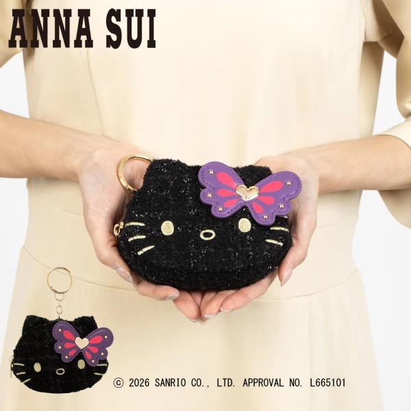 ANNA SUI × HELLO KITTY。大人気コラボレーションが今年も登場。「大人にこそ持ってほしいハローキティ アイテム」がコンセプト。ANNA SUIらしいブラックを基調に、バタフライやローズといったブランドアイコンを落とし込み、...