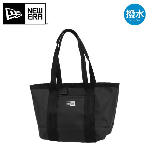 ちょっとした外出時に便利な小型サイズのミニトートバッグ。滑らかな光沢感と耐候性が特徴のTPU加工を施したモデル。NEW ERA製らしく機能面にもこだわった仕様です。ゴルフのラウンド時のサブバッグとして、ドリンクやタオルなどを持ち運ぶジムバッ...