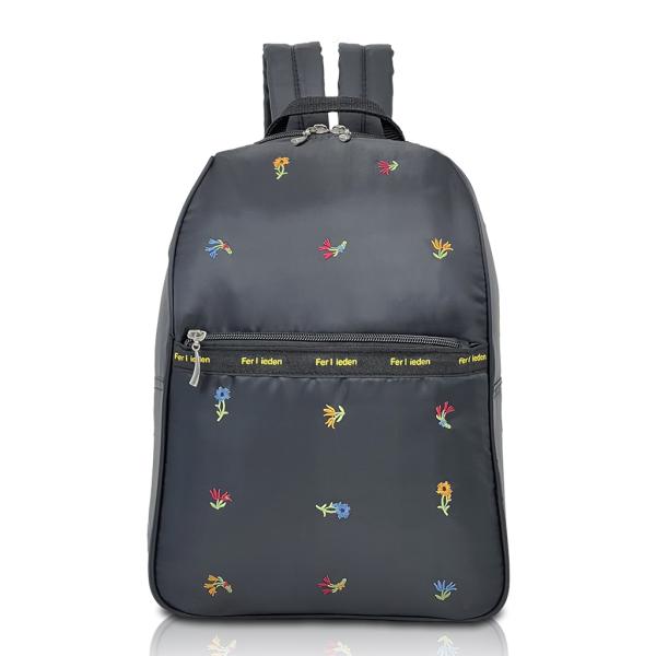 小花の刺繍が入った、Dパック型のリュックサックです。正面には大きめなファスナーポケット、背面にもファスナーポケットが付いています。背面のファスナーポケットは盗難防止にも役に立ちます!ファスナーは左右どちらからも開閉しやすい、ダブル引き手仕様...