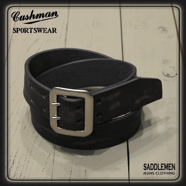 約4mm厚のカウハイドを使用したクッシュマン定番の「Cowhide」ダブルピンレザーベルト！1940〜50年代のギャリソンベルトを基に、当時よりも厚みのあるレザーと頑丈なダブルピンバックルで制作。ベルト本体は、素材感を生かしあえて皮本来の自...