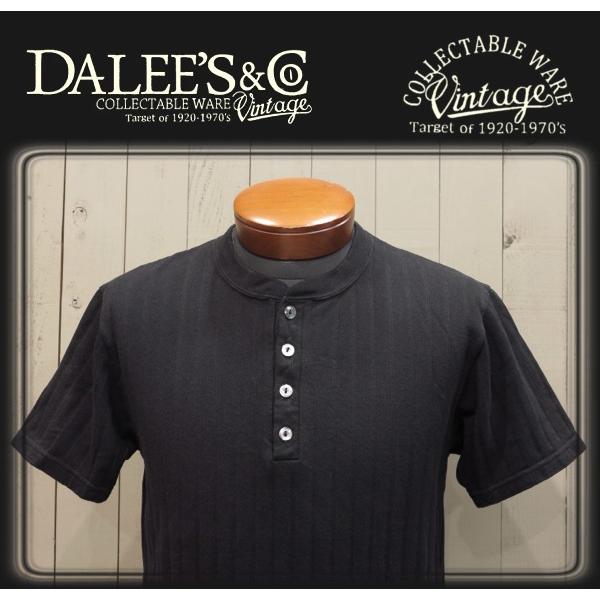 ストライプ状にデザイン編みを施した特殊な柄ニットで仕上げた「DECOLT.STRIPE KNIT」カットソー！ピケ(鹿の子編み)を意図的に変形させると、多種多様な形を表現出来ることからオリジナルで企画製造した変形ピケニット。編み形状そのもの...