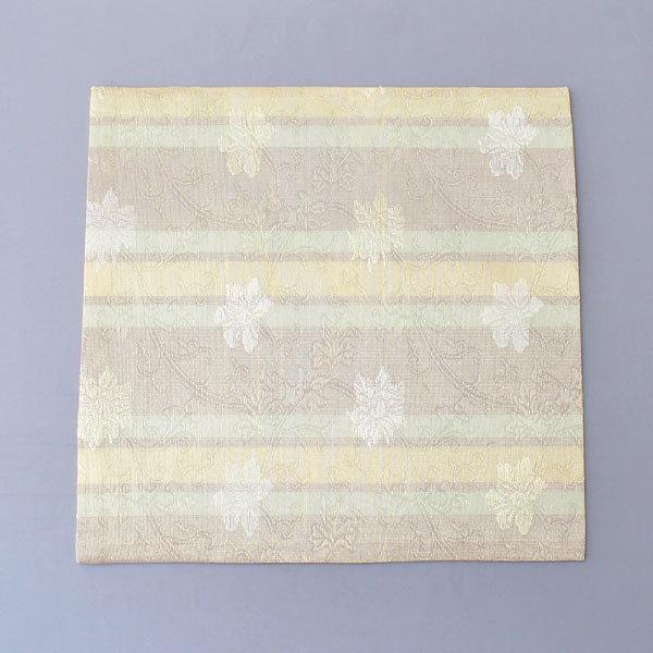 包装：化粧箱産地：国産材質：正絹サイズ：28.7cm×27.5cm文　様：蔓牡丹文裂　地：紗夏用に相応しい紗織物の出帛紗です。清涼感溢れる上品な味わいを、夏のお茶席でお楽しみ頂けます。お稽古をはじめ、お茶事やお茶会などでのご使用はもちろん、...