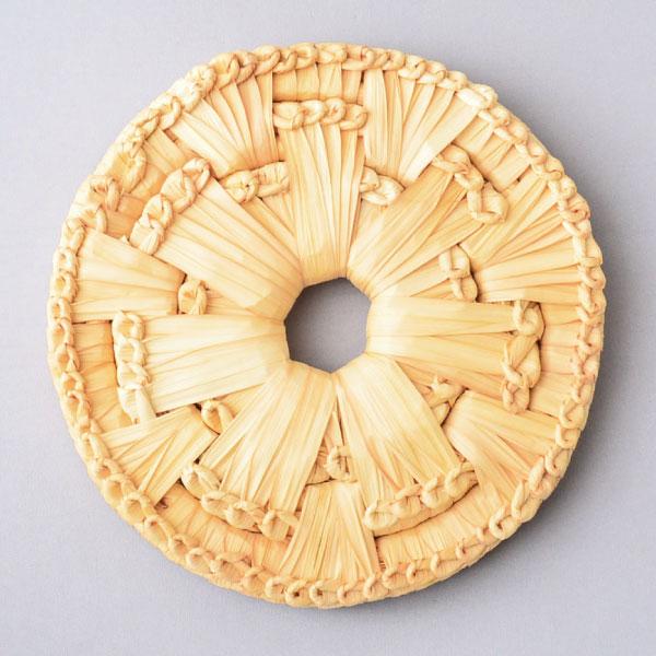 包装：ビニール包装産地：国産サイズ：直径14.5cm×高さ2.0cmとても丁寧に編まれた菅釜敷。お稽古やお茶事などにお勧めです。【ご注意事項】※商品写真は可能な限り実物に近づけておりますが、ご利用のディスプレイによって若干色味が異なる場合が...