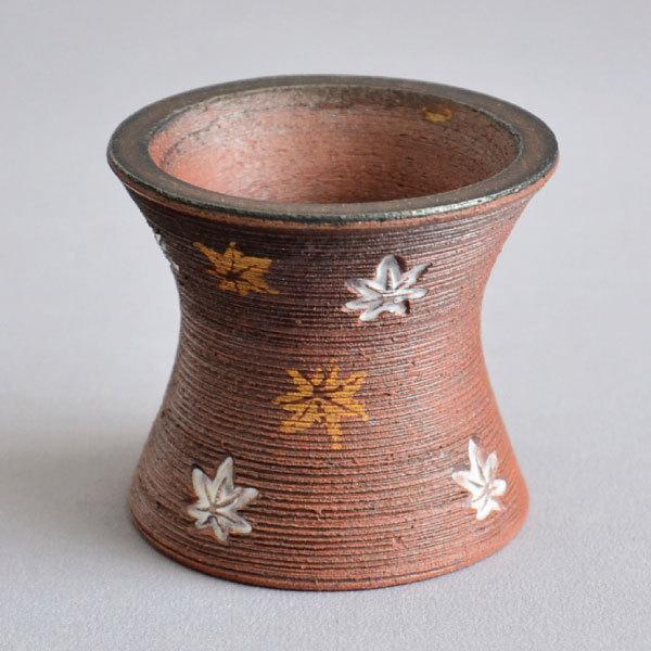 包装：共箱(桐箱)産地：京焼サイズ：直径5.4cm×高さ4.8cm名称の「千段」は「千筋」と同意で、繊細な筋が施されております。お稽古用はもちろん、贈答用にも大変お勧めです。【ご注意事項】※商品写真は可能な限り実物に近づけておりますが、ご利...