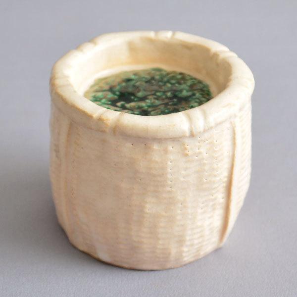 包装：ボール箱産地：新隅田川焼サイズ：直径5.5cm×高さ4.7cm『夏も近づく八十八夜』という歌詞をふと思い出させてくれる、初夏に相応しい茶摘み籠蓋置。お稽古用はもちろん、贈答用にも大変お勧めです。【ご注意事項】※商品写真は可能な限り実物...