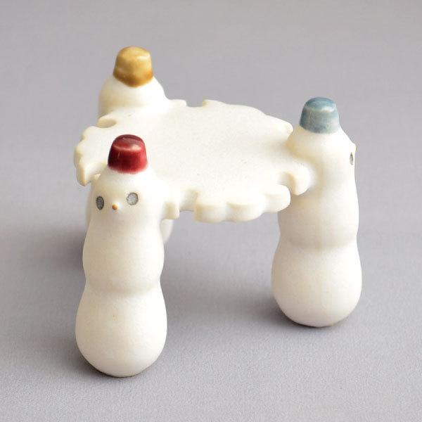 包装：共箱(桐箱)産地：京焼サイズ：直径6.2cm×高さ4.8cm京焼の人気作家『今岡三四郎』作、雪だるま蓋置です。雪輪を囲むように三体の雪だるまが優しい表情で、愛嬌漂う姿に心和ませてくれます。【ご注意事項】※商品写真は可能な限り実物に近づ...