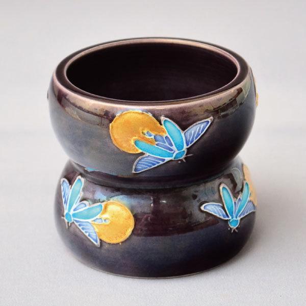 包装：共箱(桐箱)産地：京焼サイズ：直径6.3cm×高さ5.7cm大変人気の高い交趾作家『山本一如』作、紫交趾ホタル蓋置です。飛び交うホタルの様子が生き生きと描かれ、夏の夜の情緒を楽しませてくれます。【ご注意事項】※商品写真は可能な限り実物...