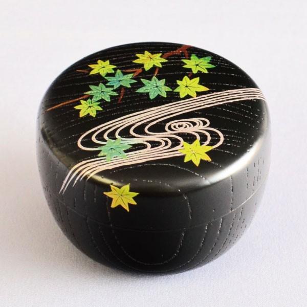 包装：化粧箱産地：山中塗材質：木製/本漆塗サイズ：直径6.0cm×高さ4.2cm掻合塗の白粉解(おしろいとき)青楓香合です。青楓と共に流水も描かれており、掻合塗による木目の景色と調和して清涼感ある趣を見せてくれます。【ご注意事項】※商品写真...