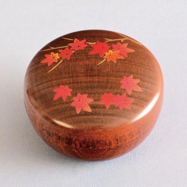 包装：化粧箱産地：山中塗材質：木製/本漆塗サイズ：直径5.6cm×高さ3.9cm楓の木地に摺漆が施され、艶やかな美しい杢目をお楽しみ頂けます。楓木地に彩漆で紅葉を描くという趣向も面白く、秋季にお勧めの香合です。【ご注意事項】※商品写真は可能...