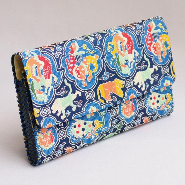 梱　包：化粧箱サイズ：直径18.2cm×高さ10.4cm材　質：正絹文　様：獅噛鳥獣文錦(しかみちょうじゅうもんにしき)※こちらは女性用サイズの帛紗挟みです。龍村製の上質な正絹の三つ折帛紗挟み。日々のお稽古やお茶会・お茶事のお供に。贈答用と...