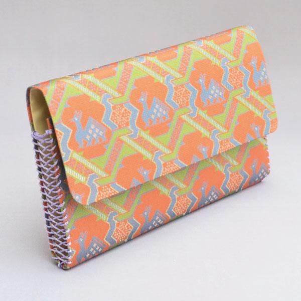 梱　包：化粧箱サイズ：直径18.2cm×高さ10.4cm材　質：正絹文　様：鹿文有栖川錦(しかもんありすがわにしき)※こちらは女性用サイズの帛紗挟みです。龍村製の上質な正絹の三つ折帛紗挟み。日々のお稽古やお茶会・お茶事のお供に。贈答用として...