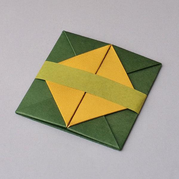 包装：紙包装産地：国産材質：和紙サイズ：9.1cm×9.1cm写真は折据の形状を整えるための帯がしてある状態です。お使いになられる際には、帯を外してお使いください。【ご注意事項】※商品写真は可能な限り実物に近づけておりますが、ご利用のディス...