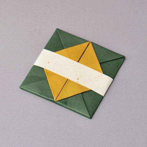 包装：紙包装産地：国産材質：和紙サイズ：7.5cm×7.5cm写真は折据の形状を整えるための帯がしてある状態です。お使いになられる際には、帯を外してお使いください。【ご注意事項】※商品写真は可能な限り実物に近づけておりますが、ご利用のディス...