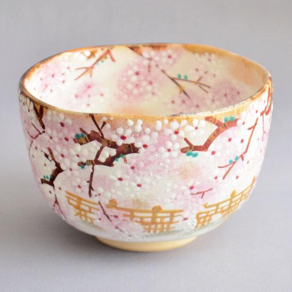 包装：共箱(桐箱)産地：京焼サイズ：直径11.8cm×高さ7.6cm森下秋彩作「乾山写 渡月橋 桜景色茶碗」は、京の春を象徴する渡月橋と満開の桜を繊細に描いた、風情あふれる逸品です。淡く重なる桜の花びらと枝ぶりの表現が奥行きある景色を生み出...