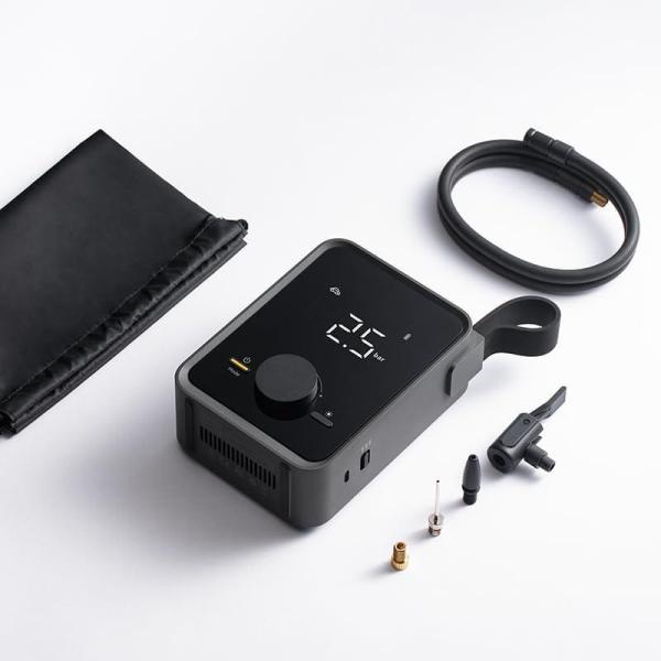 【 12Vの強力モーター搭載 】パンクした車のタイヤをわずか5分で空気を入れることが可能な12Vモーターを搭載。【 5つのプリセット切り替え 】1ボタン操作で5つのプリセットを切り替え。【 正確な圧力測定 】タイヤの空気圧を±1psiの精度...