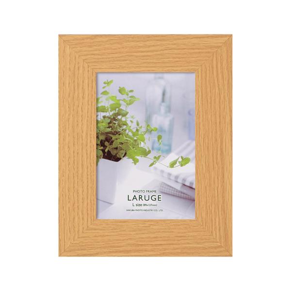 シンプルな幅広のフレーム。前面板はガラスを使っていないので、軽くて割れない安心のフォトフレーム。ナチュラル、ブラウン、ブラックの3色。【商品仕様】フレーム材質:木製額縁外寸法:W139×H177×12mm画面サイズ:W79×H117前面板:...
