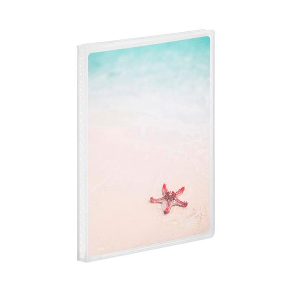 気軽に持ち運べてプレゼントにも最適。高透明フィルムを採用した軽くてコンパクトなフォトアルバム。【商品仕様】仕様:OPP溶着式ポケットアルバム対応写真・プリントサイズ:Lサイズ（W89×H127mm）表紙サイズ:約W104×H141×D8mm...