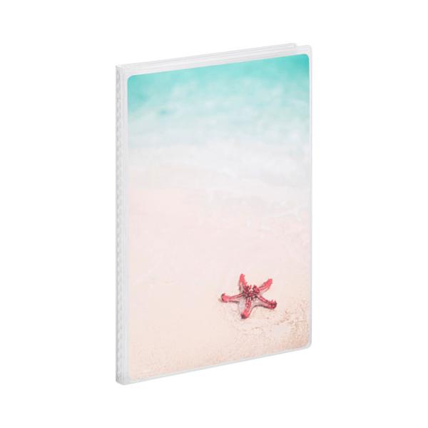 気軽に持ち運べてプレゼントにも最適。高透明フィルムを採用した軽くてコンパクトなフォトアルバム。【商品仕様】仕様:OPP溶着式ポケットアルバム対応写真・プリントサイズ:KGサイズ（W102×H152mm）まで表紙サイズ:約W120×H165×...