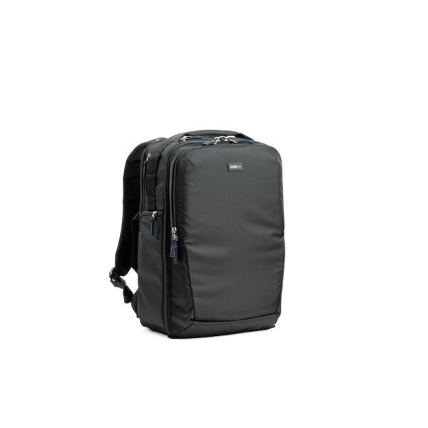 【発売日：2026年06月19日】＜ 主な仕様 ＞「エアポート エッセンシャルズ 26L」は、コンパクトな機内持ち込みサイズ対応のカメラバックパックです。300mm F2.8装着レンズを含む標準サイズボディと3-5本のレンズを収納可能。フル...