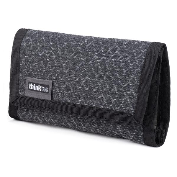 「ケーブルマネージメント」や「スタッシュマスター」シリーズと同様に、耐久性、耐候性に優れ、ほつれにくく破れにくいダブルダイヤモンドリップストップ生地を採用しています。メモリーカードウォレットは背面に ID カードスロットと携帯に便利なベルト...