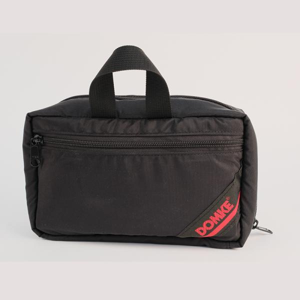 【発売日：2024年06月07日】ポーチの前面と背面にはジッパー付きの大きなポケット付き。スマートフォンなどすぐに取り出したいアイテムの収納におすすめです。メインコンパートメントには仕切り付きのメッシュポケットと、仕切りなしのメッシュポケッ...