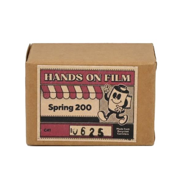 シール貼り付けの外箱、使用済みパトローネのリサイクルと手作り感満載のカラーネガフィルム　HANDS ON FILM　SPRING 200 36枚撮り　1本です。映画用デーライトフィルムを写真用C-41現像が出来るようにしたフィルムです。36...
