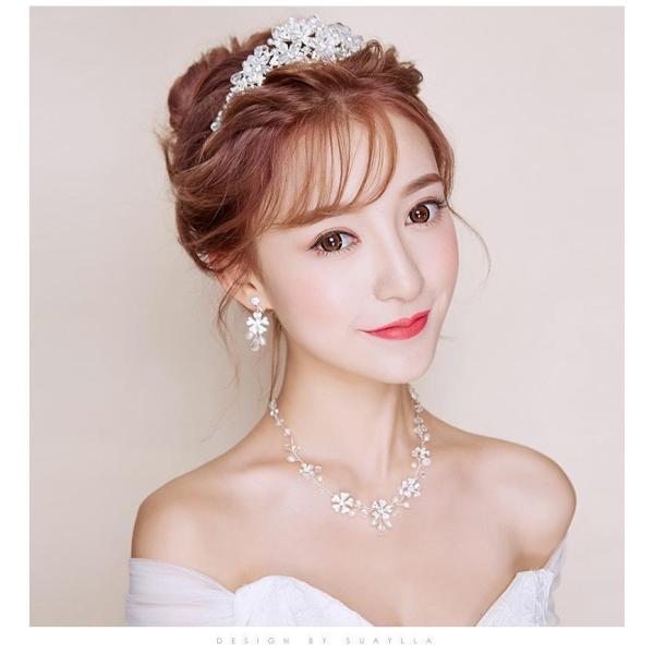 ティアラと、ネックレス＋ピアスorイヤリングのセットです。ウエディングや二次会パーティーなどに◎※ケースは付属しません。【対象年齢：12歳以上】【サイズについて】ティアラ：直径約14.5cmネックレス：約50cmピアス・イヤリング：約4cm...