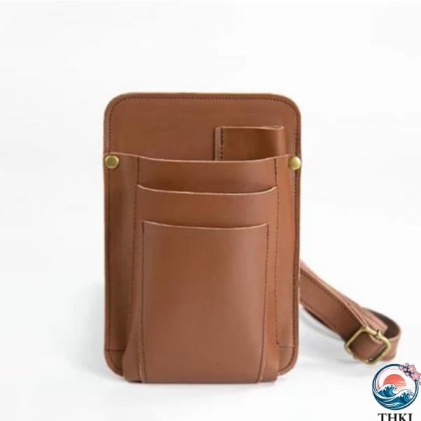 商品の説明                                                ガーデニングをする際に必要な道具を手軽に持ち運べるガーデニングポーチです。レザー製のポーチは、耐久性と優れた外観を兼ね備えており、長く...