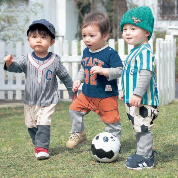 長袖カバーオールです。サッカー，バスケ，野球とデザインが色々でどれも可愛く着ていただけます♪【サイズについて】画像をご参照ください。【素材について】綿混【カラーについて】生産ロットにより柄の出方や色の濃淡が多少異なる場合がございます。お使い...