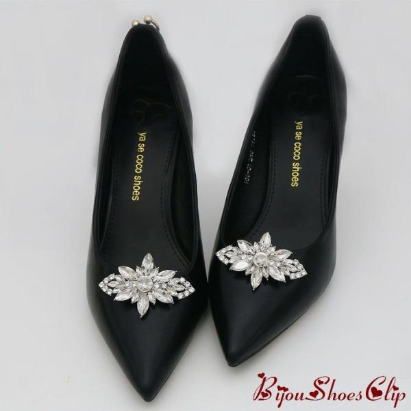 フラワーモチーフのビジューがキラキラと足元を華やかに飾るシューズクリップです。いつもの靴にワンタッチで簡単装着♪お気に入りの靴をドレスアップ！パーティーシーンやデートにぴったりですね♪♪※2個1組（1足分）です。【サイズについて】60×40...