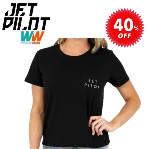 JETPILOTのレディースTシャツです！・何にでも合う！シンプルなブラックTEEです。・胸元にはゴシックのJETPILOTロゴ。・羽織もののインナーにも。★ ネコポス便/ゆうパケット便 対応商品 ★　ネコポス便 または ゆうパケット便で送...