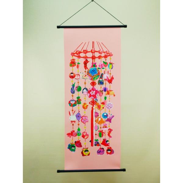 さげもん美草オリジナルの柳川さげもんデザインですさげもん伝承由来の縁起物を美しく散りばめ中央の二連まりは六つ菊(日本の国花)と白梅(柳川福岡県の県花)の組み合わせ下段に早く赤ちゃんがハイハイできるよう願う必須の細工　這人形をあしらいました　...