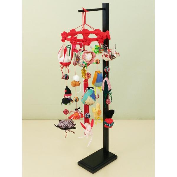 本場柳川の制作者が家庭の穏やかな時間の中で手間を惜しまず製作している贈答に申し分のない心のこもった作品です小型ながらも丁寧に作りこんだ細工と中心には手巻柳川毬を飾りつけて制作されてあります一点製作ゆえ作品毎に細工種類や配置が異なりますことご...