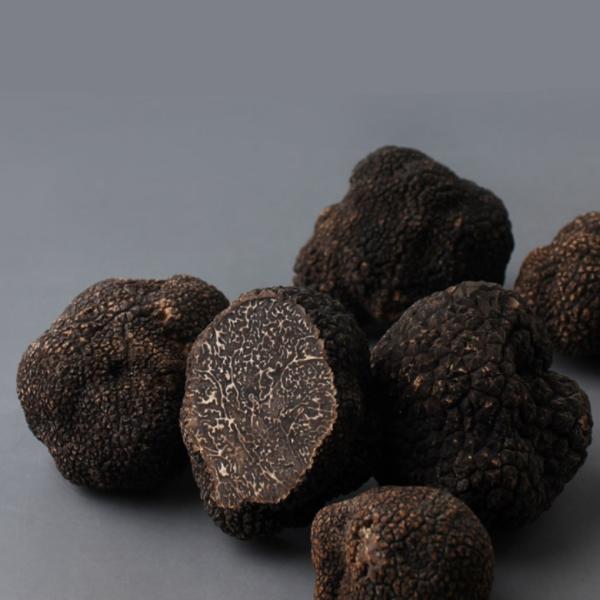 黒トリュフの楽しみ方黒トリュフは、様々な料理に少量加えるだけで、贅沢な味わいにすることができます。定番の楽しみ方としては、以下のようなものがあります。パスタ: タリアテッレやラビオリなどのパスタに、黒トリュフを削ってかけます。リゾット: リ...