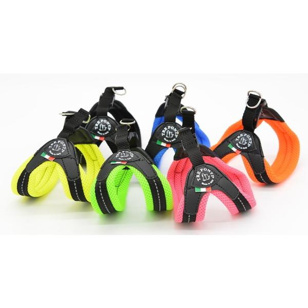 小型犬用に設計されたハーネスです。背中のバックルは簡単に着脱可能で、毎日の散歩やドッグラン、アジリティーなどの運動をする際に動きを妨げないシンプルな設計です。　柔らかく触り心地の良いソフトメッシュ生地は軽くて通気性があり負担になりにくく、光...