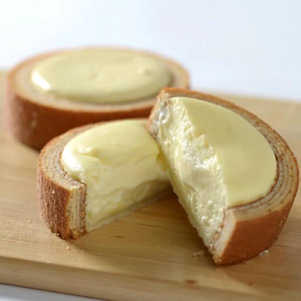 長野県に本店を構える、あづみ野菓子工房 彩香の大人気の焼きチーズケーキ。ふんわりとしたバウムクーヘンの中に、濃厚なチーズフィリングを詰め込みました。半解凍、全解凍、常温、オーブンで温めて、、、お好きな温度帯で楽しめる、魅惑のスイーツです。※...