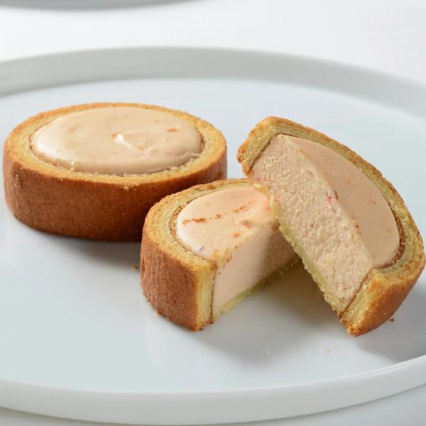 長野県に本店を構える、あづみ野菓子工房 彩香の大人気の焼きチーズケーキ。ふんわりとしたバウムクーヘンの中に、濃厚なチーズフィリングを詰め込みました。半解凍、全解凍、常温、オーブンで温めて、、、お好きな温度帯で楽しめる、魅惑のスイーツです。※...