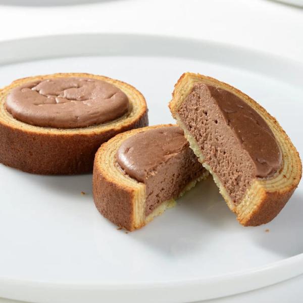 長野県に本店を構える、あづみ野菓子工房 彩香の大人気の焼きチーズケーキ。ふんわりとしたバウムクーヘンの中に、濃厚なチーズフィリングを詰め込みました。半解凍、全解凍、常温、オーブンで温めて、、、お好きな温度帯で楽しめる、魅惑のスイーツです。※...